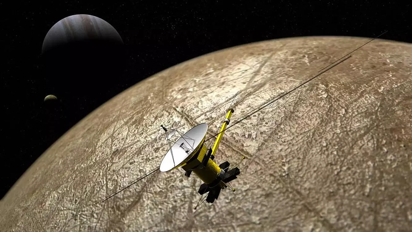 Europa Clipper. Ka lebaka la mosebetsi oa Voyager ka 1979, re ithutile hore tlas'a leqhoa la khoeli e 'ngoe ea Jupiter - Europa - ho na le leoatle le leholo. ’Me moo ho nang le metsi a mangata hakana, bophelo boa khoneha. Europa Clipper e tla qala ka 2025, e na le radar e matla e khonang ho bona botebong ba leqhoa la Europa.