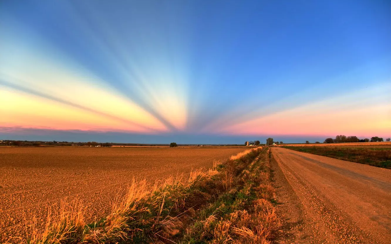 I raggi anticrepuscolari appaiono al tramonto come gli "antipodi" dei raggi del crepuscolo, pilastri di luce che passano attraverso le fessure delle nuvole. I raggi anticrepuscolari sono visibili ad est, sul lato opposto del sole al tramonto. In realtà, questa è solo un'illusione causata dalla prospettiva.