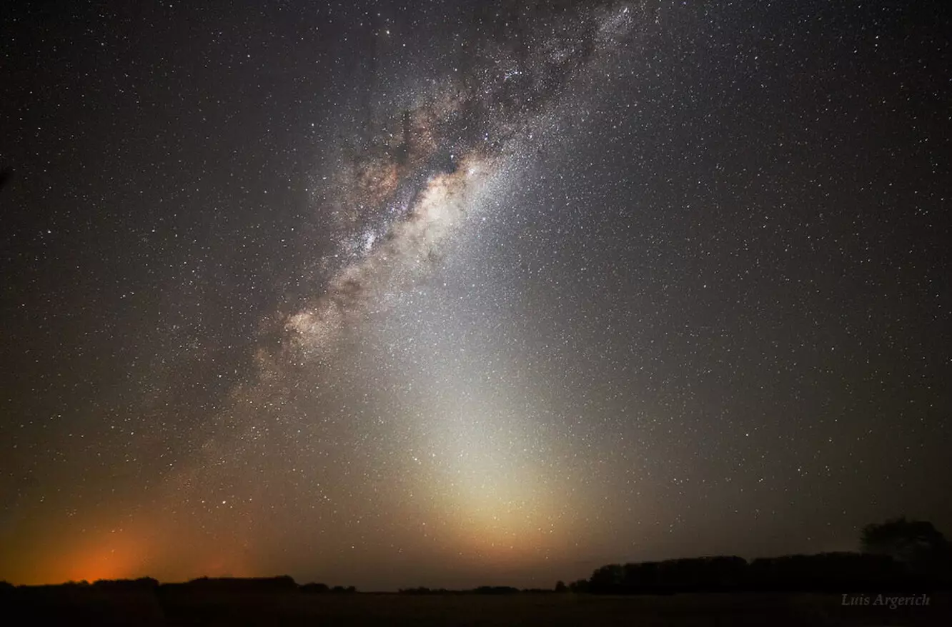 La luce zodiacale, nota anche come "falsa alba", è un bagliore triangolare spettrale che si verifica occasionalmente nelle notti senza luna alle latitudini della Terra vicino all'equatore. Questo è il risultato della dispersione della luce solare negli accumuli di polvere nel piano dell'eclittica, la regione di rotazione della Terra attorno al Sole.