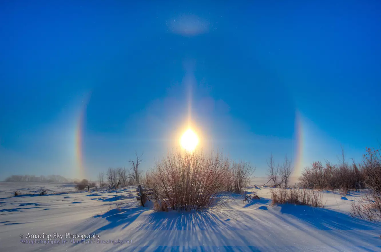 Un alone è un brillante "nimbo" attorno a una potente fonte di luce, come il Sole o la Luna. Appare di regola a causa di cristalli di ghiaccio nei cirri. A volte la luce viene rifratta attraverso di loro in modo così strano che compaiono i cosiddetti "falsi soli", che nell'antichità erano considerati un estremamente cattivo presagio.