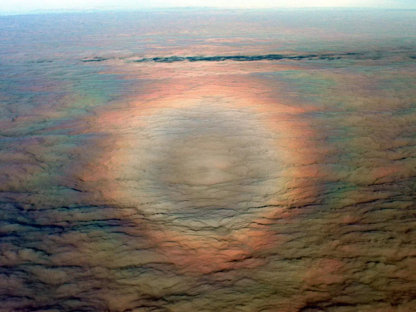 La gloria solare può essere osservata solo da un'alta montagna o su un aeroplano al livello delle nuvole: si tratta di anelli di luce colorati riflessi su una nuvola attorno a un'ombra. Gloria è presumibilmente spiegata dalla diffrazione della luce dalle nuvole all'osservatore, ma c'è ancora un dibattito sulla sua origine.