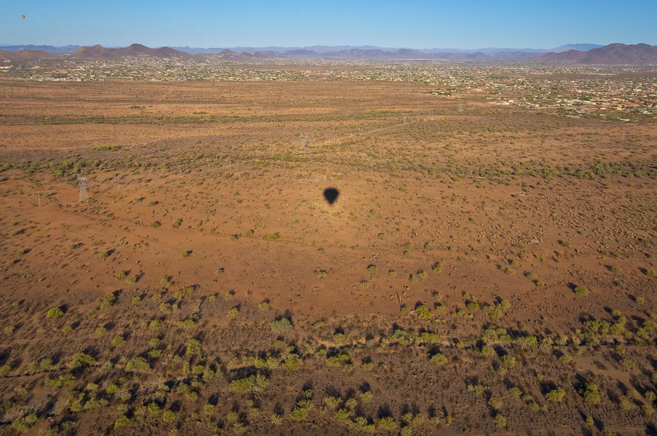 "Bagliore santo", "ombra del santo" - la traduzione del nome Heilgenschein, data a un raro fenomeno simile a una gloria. Può essere osservato da un oggetto che vola a bassa quota: un aeroplano, un elicottero o una mongolfiera. L'ombra dell'oggetto a terra è circondata da un debole bagliore, visibile solo con tempo molto sereno.