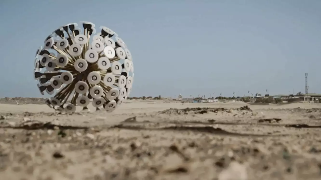 Mine Kafon er námuhreinsunartæki. Já, það lítur út eins og blanda af tumbleweed og pincushion, en það virkar virkilega! Búinn til úr ódýrustu efnum rúllar boltinn í gegnum jarðsprengjusvæði og virkjar gamlar námur án hættu fyrir fólk. Hannað af innfæddum Afganistan Massad Hassani.