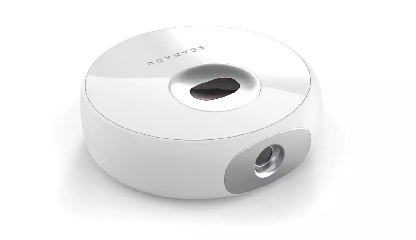 Scanadu Scout는 맥박수, 압력 및 체온을 측정하기 위한 보편적인 장치로 생각됩니다. 데이터를 읽으려면 이마에 놓기만 하면 됩니다. 2013년 Indigegogo.com에서 개발자는 10만 달러를 요구했지만 150만 달러 이상을 받았습니다. 그 이후로 다른 투자자들은 이 프로젝트에 약 1,400만 달러를 더 투자했습니다.