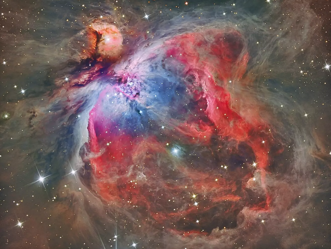 Lub Orion Nebula yog lub ci ntsa iab tshaj plaws emission nebula, pom meej nyob rau hauv hmo ntuj nrog lub qhov muag liab qab los ntawm yuav luag txhua qhov chaw hauv ntiaj teb thiab yog li ntawd tau txais koob meej loj. Nws nyob hauv qab Orion's Belt, txog 1,300 lub teeb xyoo ntawm lub ntiaj teb, thiab spans 33 light-years.