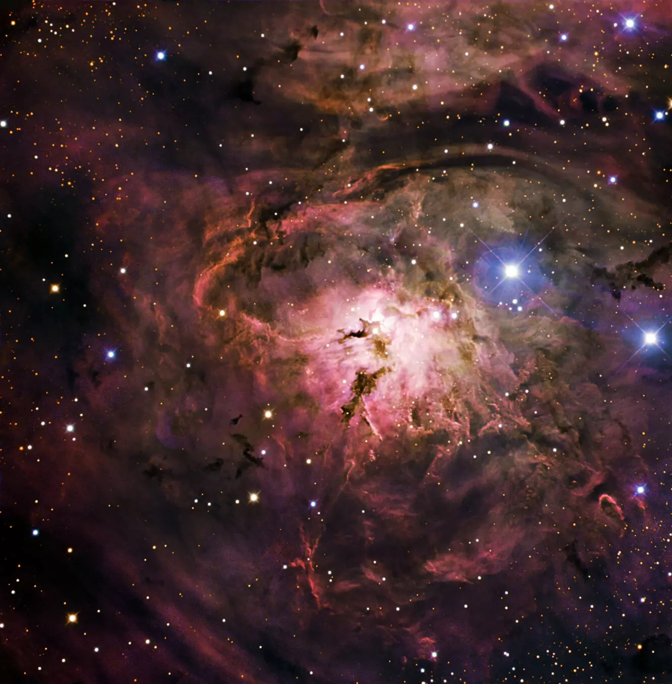 Lagoon Nebula Sagittarius کے برج میں ستارہ بنانے والا نیبولا ہے، جو ہم سے تقریباً 5 ہزار نوری سال کے فاصلے پر واقع ہے۔ یہاں تک کہ اسے ننگی آنکھ سے بھی دیکھا جا سکتا ہے، حالانکہ ایسی بہت سی چیزیں ہم سے انٹرسٹیلر دھول سے چھپی ہوئی ہیں۔ جھیل 50 نوری سالوں تک پھیلی ہوئی ہے اور اس کا تعلق اخراج کی قسم سے ہے، یعنی پلازما نیبولا پر مشتمل ہے۔