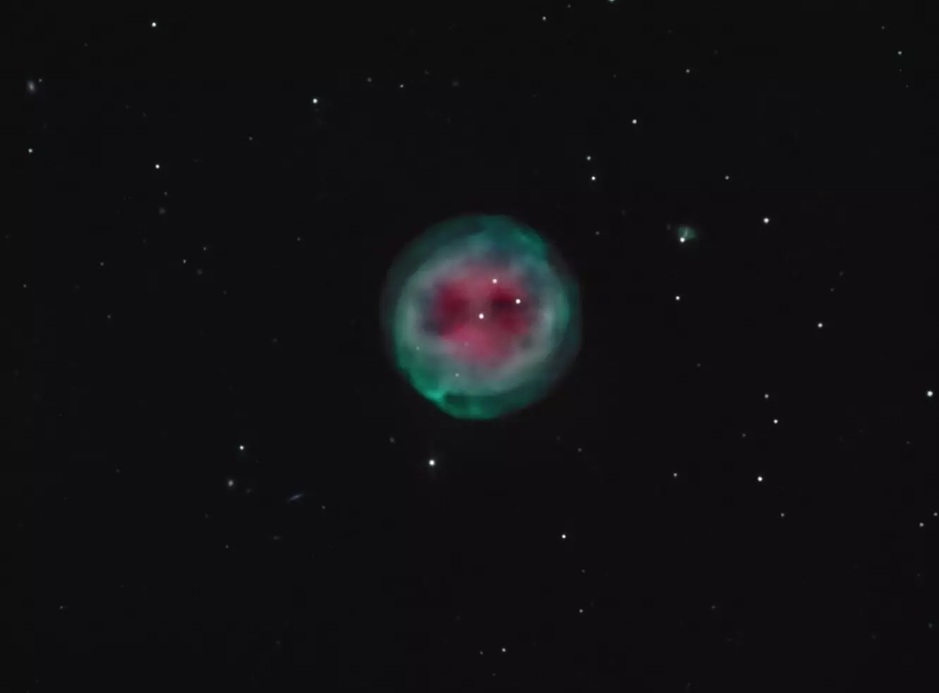 Owl Nebula yog ib tug me me planetary nebula nyob rau hauv lub constellation Ursa Major. Feem ntau, feem ntau ntawm nebulae muaj npe raws li Messier catalog lossis New General Catalog - NGS, tsuas yog ob peb lub npe nco tau. Owl Nebula tau txais nws vim qhov zoo li nyob deb ntawm lub taub hau ntawm tus plas - lub dab oval nrog ob lub qhov muag.