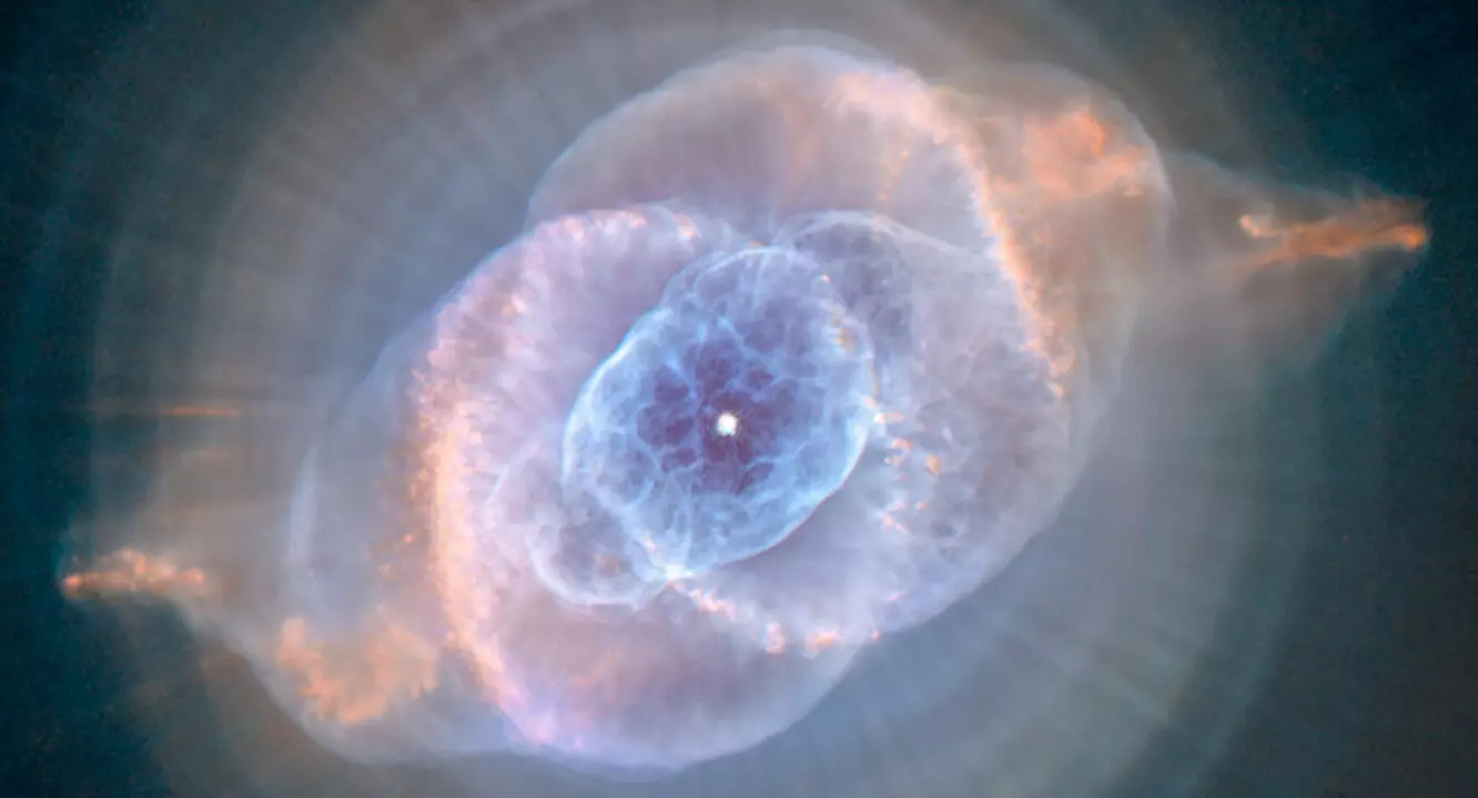 Cat's Eye Nebula perenahna di rasi Draco, sareng ngagaduhan salah sahiji struktur anu paling kompleks anu dipikanyaho ku urang di luar angkasa. Gambar Hubble sareng Spitzer nunjukkeun yén éta twists kana spiral sareng seueur plexuses. Alesan pikeun ieu masih can écés.