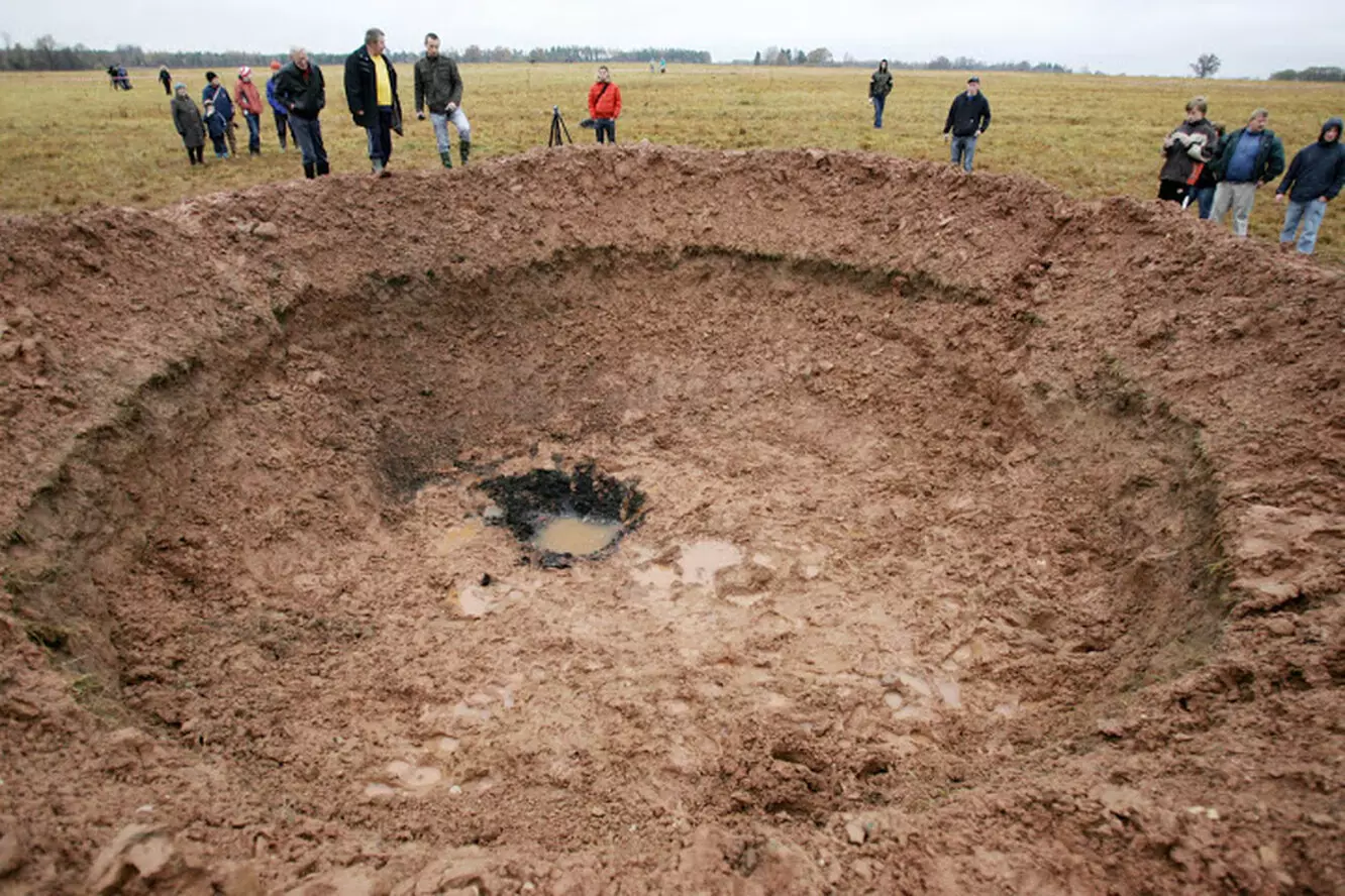 El meteorito letón de 2009 es un engaño de la empresa sueca de telecomunicaciones Tele2. Cerca del pequeño pueblo de Mazsalatsa, se organizó una “caída” de meteoritos, que de inmediato atrajo la atención de la comunidad científica y los cazadores de sensaciones. Los científicos, sin embargo, descubrieron la falsificación con bastante rapidez.