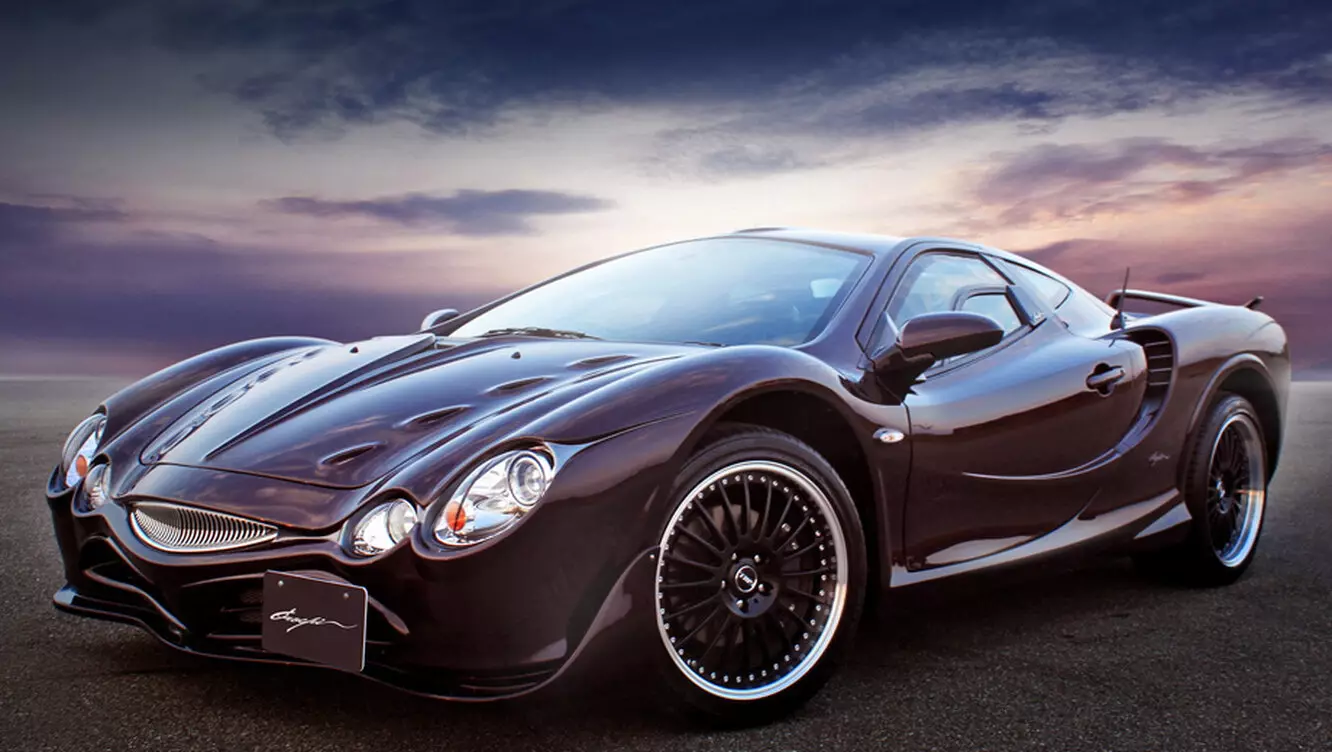 Mitsuoka's Orochi abụghị mmepe kachasị ọhụrụ, mana ọ na-atọ ụtọ ịme ndepụta ahụ. Ọ bụ ezie na Orochi bụ nkewa dị ka nnukwu ụgbọ ala, arụmọrụ ya adịghị oke elu - injin V6 sitere na Toyota, ihe dịka 233 hp. Ma imewe na ụzọ onye zụrụ ya bụ akụkọ ọzọ. A na-eji aka achịkọta ụdị ụgbọ ala ọ bụla dị na Mitsuoka.