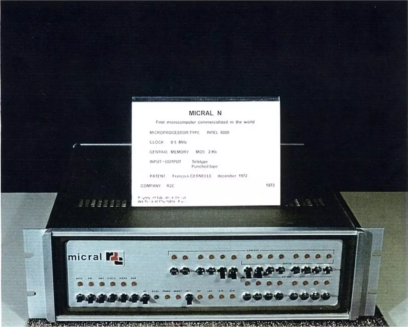 El primer microprocessador comercial d'Intel el 1971. És gràcies als microprocessadors que van sorgir ordinadors petits, potents i barats. El primer que va sortir al mercat va ser l'Intel 4004. Texas Instruments va afirmar haver desenvolupat el seu abans, però no el van vendre. El primer ordinador comercial amb microprocessador va ser el francès Micral N el 1973.