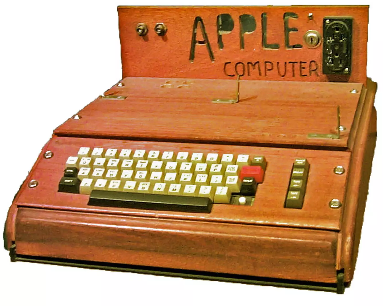 Apple-datamaskiner satt sammen hjemme, 1976. Historien om Steve Jobs og Steve Wozniak, som skapte den første datamaskinen fra Apple, har blitt en legende. I juli 1976 solgte de hjemmelagde datamaskiner for $666,66 hver. Enhetene kom selvfølgelig også uten skjerm og tastatur – kun hovedkort. Men det var likevel et stort gjennombrudd.