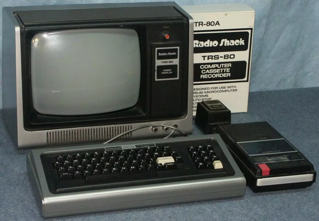 "Na Tríonóide" 1977. Ó 1970 i leith, rinne ríomhairí "deisce" a mbealach chuig an margadh, ach bhí siad costasach - mar shampla, bhí praghas an IBM 5100 idir 9 agus 12 míle dollar. Ach i 1977, thug oiread agus trí chuideachta feistí isteach a bhí inacmhainne go leor le ceannach. Ba iad seo an Commodore PET, TRS-80 agus Apple II. An dara ceann a dhíoltar níos measa, mar gheall ar. d'iarr siad é ó $ 1300 go $ 1700, ach d'fhág an chuid eile cosúil le cácaí te.