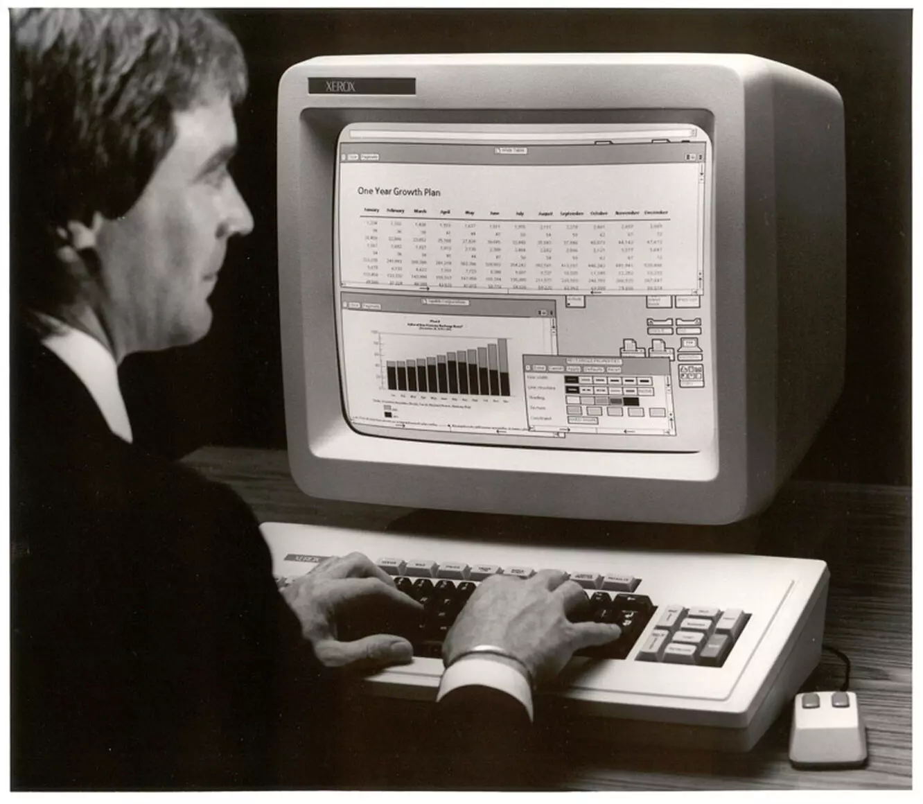 Ordinador d'escriptori Xerox, 1981. El primer ordinador de Xerox amb una interfície gràfica d'usuari (GUI) va ser el Xerox Alto, creat l'any 1972, però no va arribar al mercat. El següent va ser Star, que a més de la GUI també tenia un ratolí, icones, carpetes, Ethernet i correu electrònic. Star va fallar en vendes, perquè. el seu reinici podia trigar hores i era massa car.