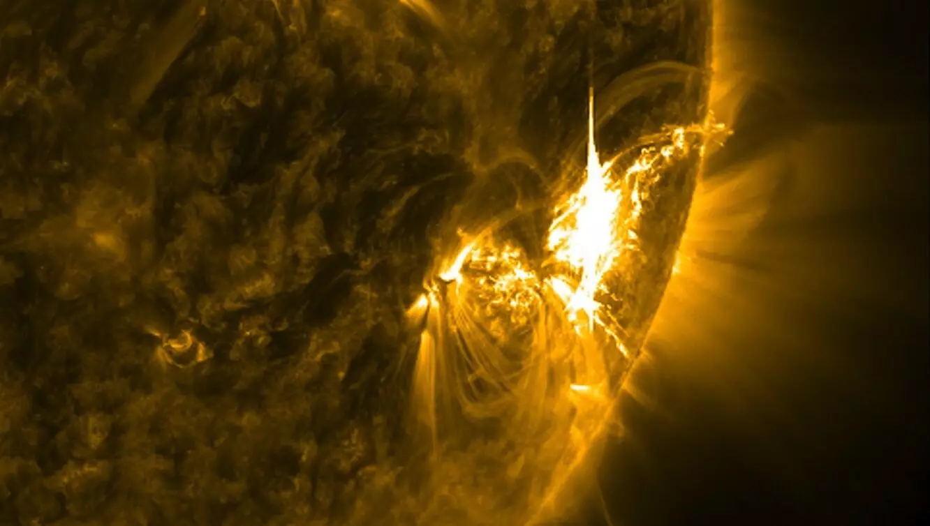 Erupcions solars el 21 de juliol de 2012. La regió solar activa 1520 va disparar una flamarada massiva de classe X1.4 cap a la Terra, provocant aurores i greus interrupcions de la ràdio. Les bengales de classe X són les bengales de raigs X més potents que es coneixen. Normalment no arriben a la Terra ells mateixos, però no es pot subestimar la seva influència en el camp magnètic.