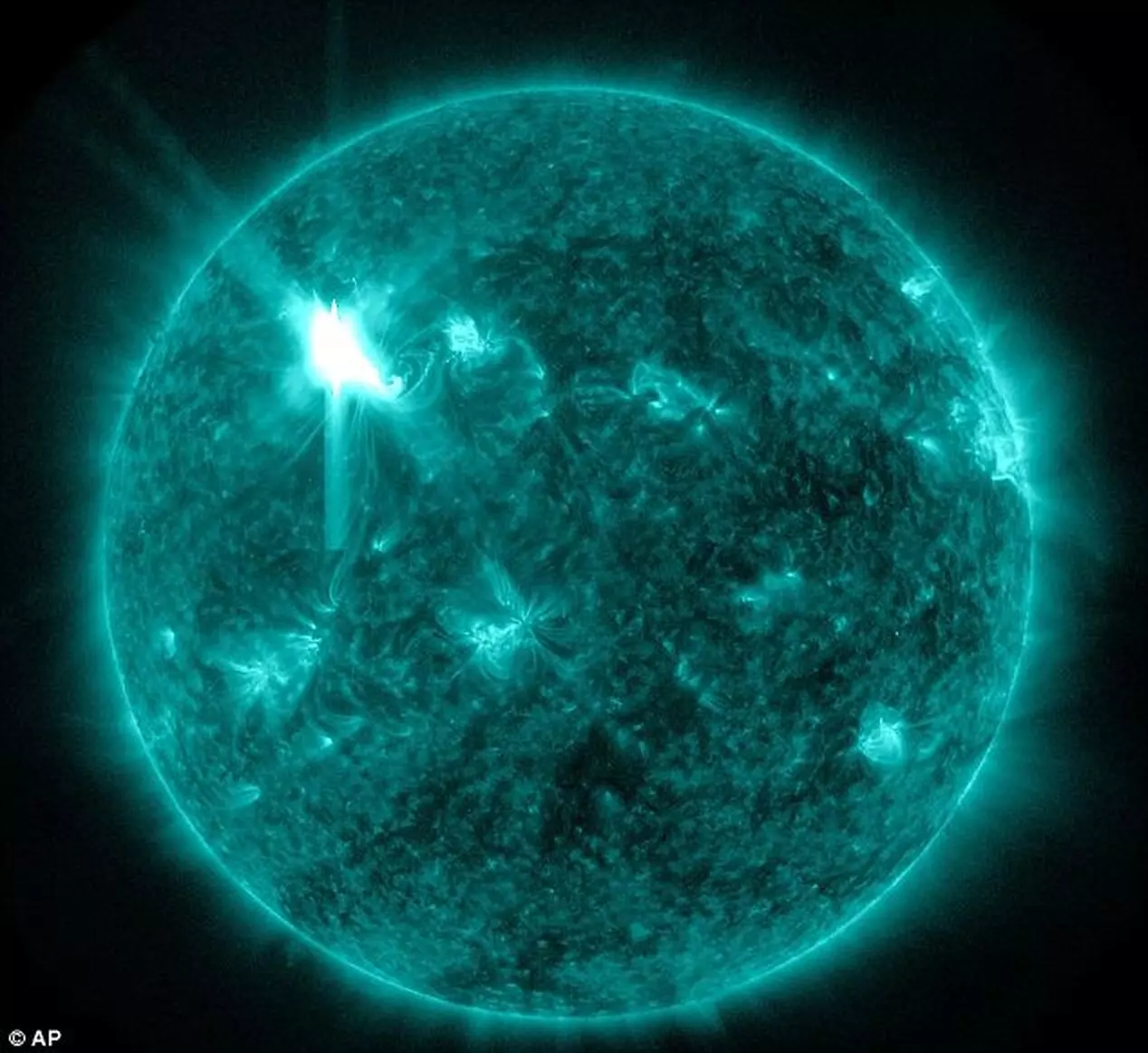 La erupció solar del 9 d'agost de 2011 va marcar el pic del cicle solar actual, assolint una intensitat de X6,9. Va ser la més gran de les expulsions del cicle 24 detectades pel nou satèl·lit Solar Dynamics Observatory de la NASA. La bengala va ionitzar l'atmosfera superior de la Terra, provocant interferències de ràdio.