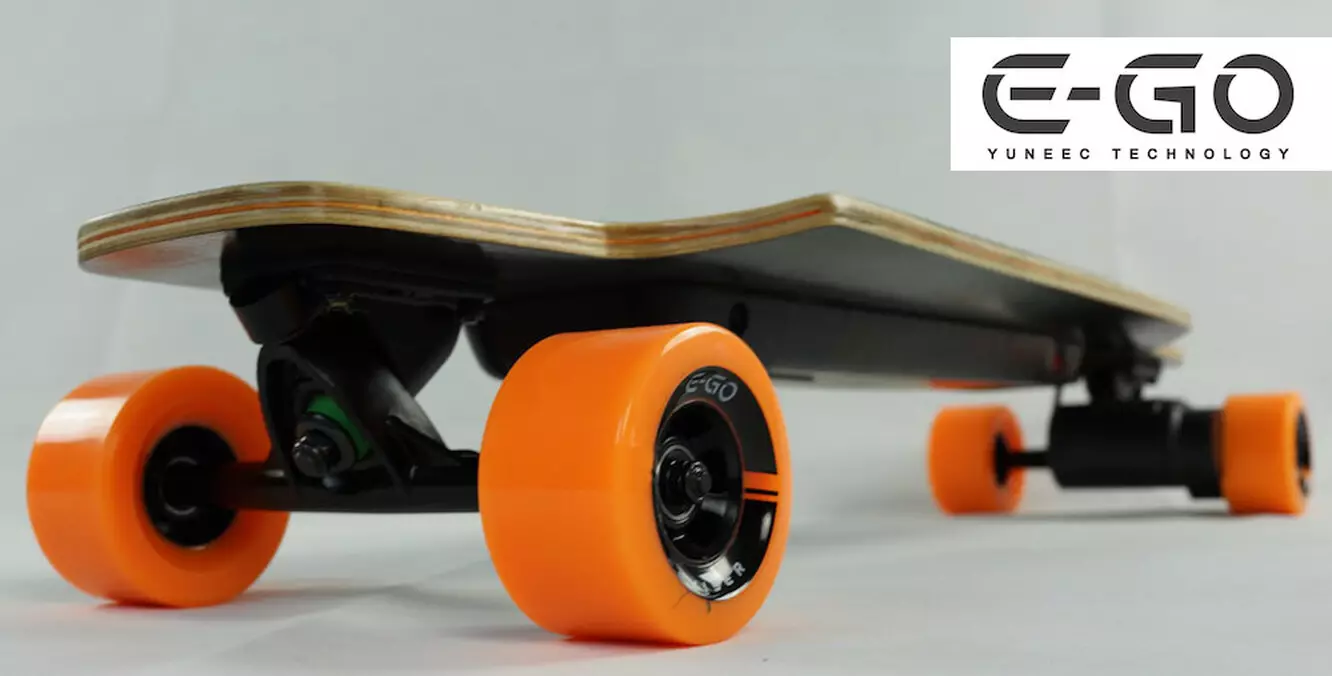 Yuneec E-GO Cruiser mangrupikeun skateboard anu tiasa komunikasi sareng iPhone anjeun nganggo Bluetooth sareng ngadamel sora anu béda! Upami teu kitu, ieu téh skateboard paling biasa - papan dina roda opat. Sanaos henteu, anjeunna gaduh fitur anu luar biasa - anjeunna hargana ampir 700 dolar.