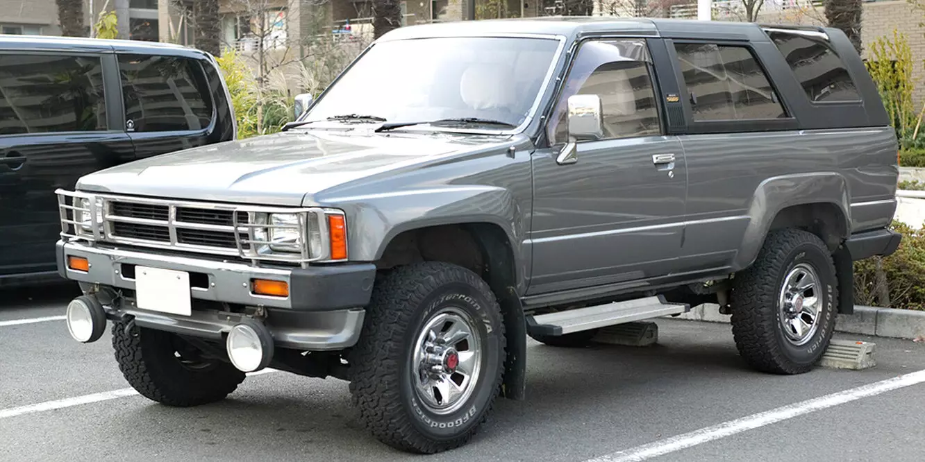 Toyota Hilux mînakek din a makîneyek pir pêbawer e ku di her şert û mercî de dixebite. Ji bo rawestandina vê otomobîlê ji apocalypse bêtir hewce dike. Modelên çêtirîn nifşa çaremîn in, ji 1984 heta 1989.