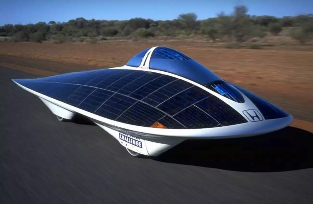 Am Honda Dream, engem futuristesche Solar-ugedriwwen Auto, kënnt Dir de Chauffer kaum selwer passen, Dir kënnt einfach Passagéier a Versuergung vergiessen. Op der anerer Säit wäert d'Welt fréier oder spéider aus dem Bensin laafen, an d'Statiounen fir Elektroautoen wäerten net laang daueren, an d'Sonn wäert fir eng laang Zäit schéngen. Dream beschleunegt kaum op 90 km / h, awer et wäert genuch sinn fir Zombien z'iwwerhuelen, richteg?