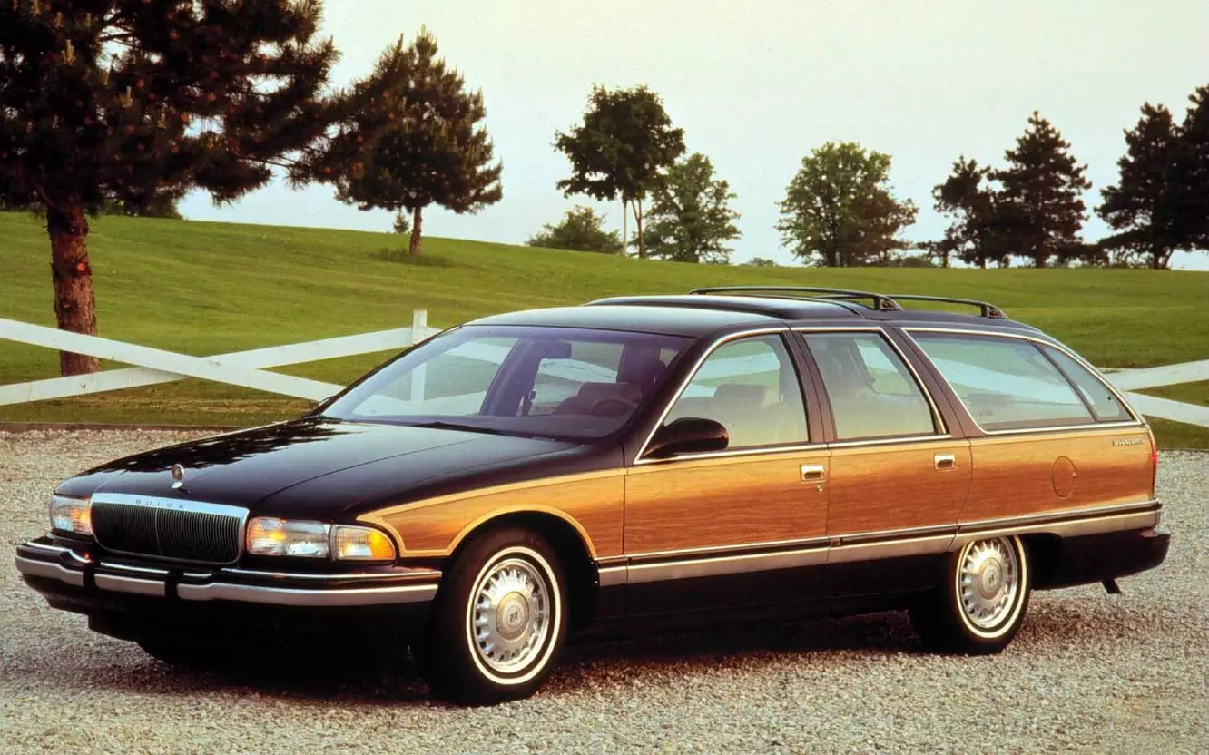 Buick-dən Roadmaster Wagon - bir şüşədə lüks, üslub və güc. Quraşdırılmış 5,7 litrlik V8 mühərriki ilə o, 264 at gücünə qədər istehsal edir. Belə bir avtomobildə, üzünü itirməkdən qorxmadan demək olar ki, hər hansı bir təqibdən uzaqlaşa bilərsiniz - taxta ilə işlənmiş klassik ağac köhnəlmir.