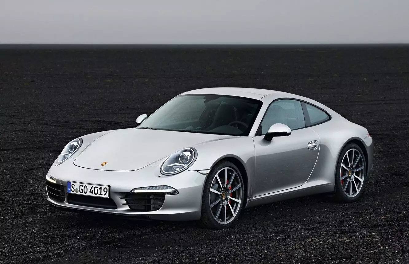 Porsche 911 Carrera S əfsanəyə çevrilmiş idman avtomobilidir. Heyrətamiz sürət və rahat idarəetmə - gün batımına tələsərək həyatınızı xilas etmək üçün başqa nə lazımdır? Əsas odur ki, sizi təqib edən üsyankar ağıllı meymunlar da Porsche seçmək qərarına gəlmirlər.