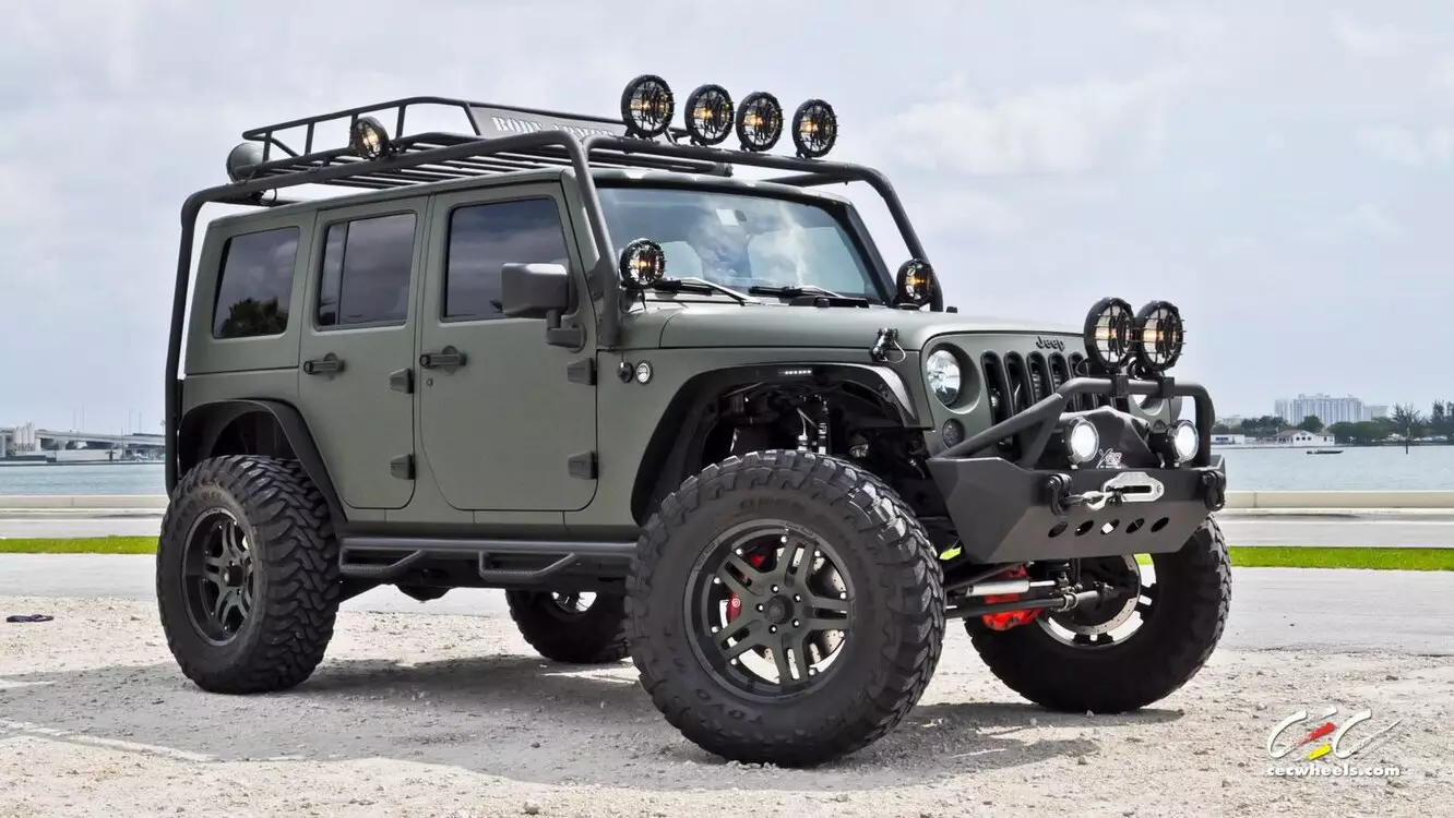 Jeep Wrangler kifayət qədər proqnozlaşdırıla bilən seçimdir, lakin bu, onu daha da pisləşdirmir. Bu yolsuzluq avtomobili qayalı ərazidən, otdan, palçıqdan, nə olursa olsun keçəcək! Wrangler əslində apokalipsisdən sonrakı dünya və istənilən şəraitdə sağ qalmaq üçün yaradılmışdır.