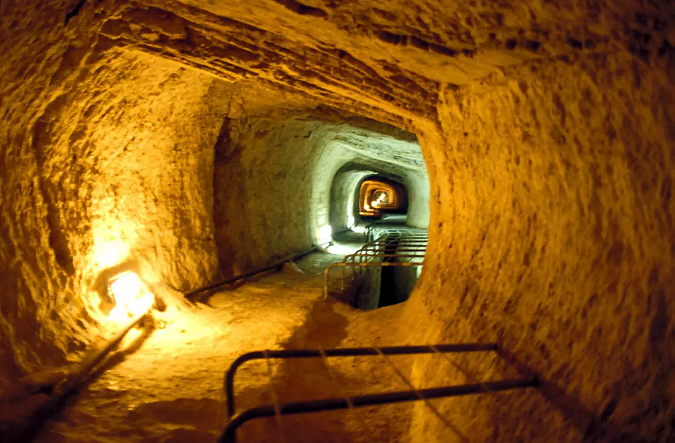 Den Evpalina Aqueduct ass e grousst ënnerierdesche Waasserlagertunnel, deen op der Insel Samos am sechsten Joerhonnert v. op Uerder vum Tyrann Polykrates. Den Aquedukt gouf erstallt op Basis vun erstaunlech genee geometreschen Berechnungen, eréischt vum Euklid dräihonnert Joer méi spéit opgeléist. Den Herodot huet a senge Schrëften d'Tunnelen als ee vun de Wonner vun der Welt genannt.