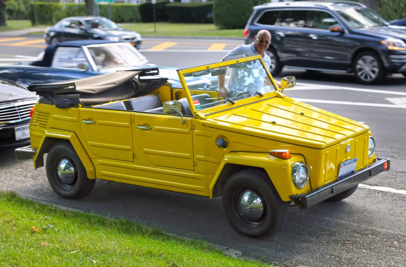 Volkswagen Thing, también conocido como Volkswagen Tipo 181. Este pequeño y extraño descapotable de cuatro puertas se vendió con éxito en el mercado mundial desde 1968 hasta 1983.