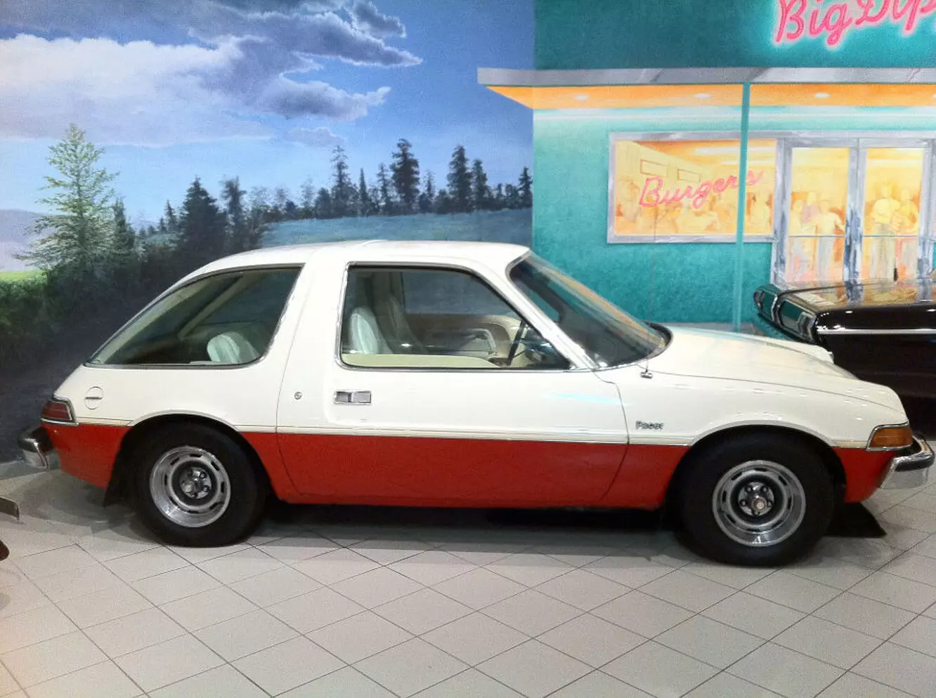 AMC Pacer se veía bastante ridículo: rellano bajo, puertas asimétricas: el lado del pasajero es 10 cm más grande que el del conductor. Sin embargo, fue un gran hatchback de los años 70, y fueron sus rarezas las que lo hicieron genial.