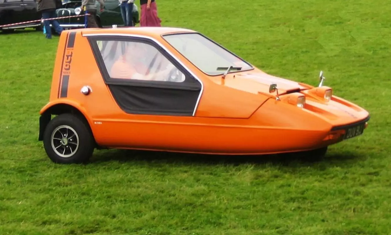 El Bond Bug es un automóvil deportivo de tres ruedas con una sola puerta batiente que es tan sorprendente en los años 70 como lo es hoy. Se parece a otro automóvil de tres ruedas: Reliant Robin, y esto no es un accidente. Bug fue una colaboración entre Reliant y el diseñador checo Tom Karen.