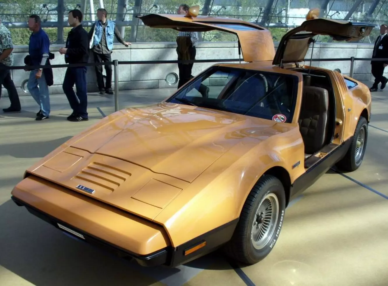 El Bricklin SV-1 fue criticado por su interior desaliñado, el pedal del acelerador mal colocado, los asientos incómodos y la poca visibilidad. Su apariencia también era, por decirlo suavemente, específica. Bueno, al menos las puertas de ala de gaviota no nos defraudaron.