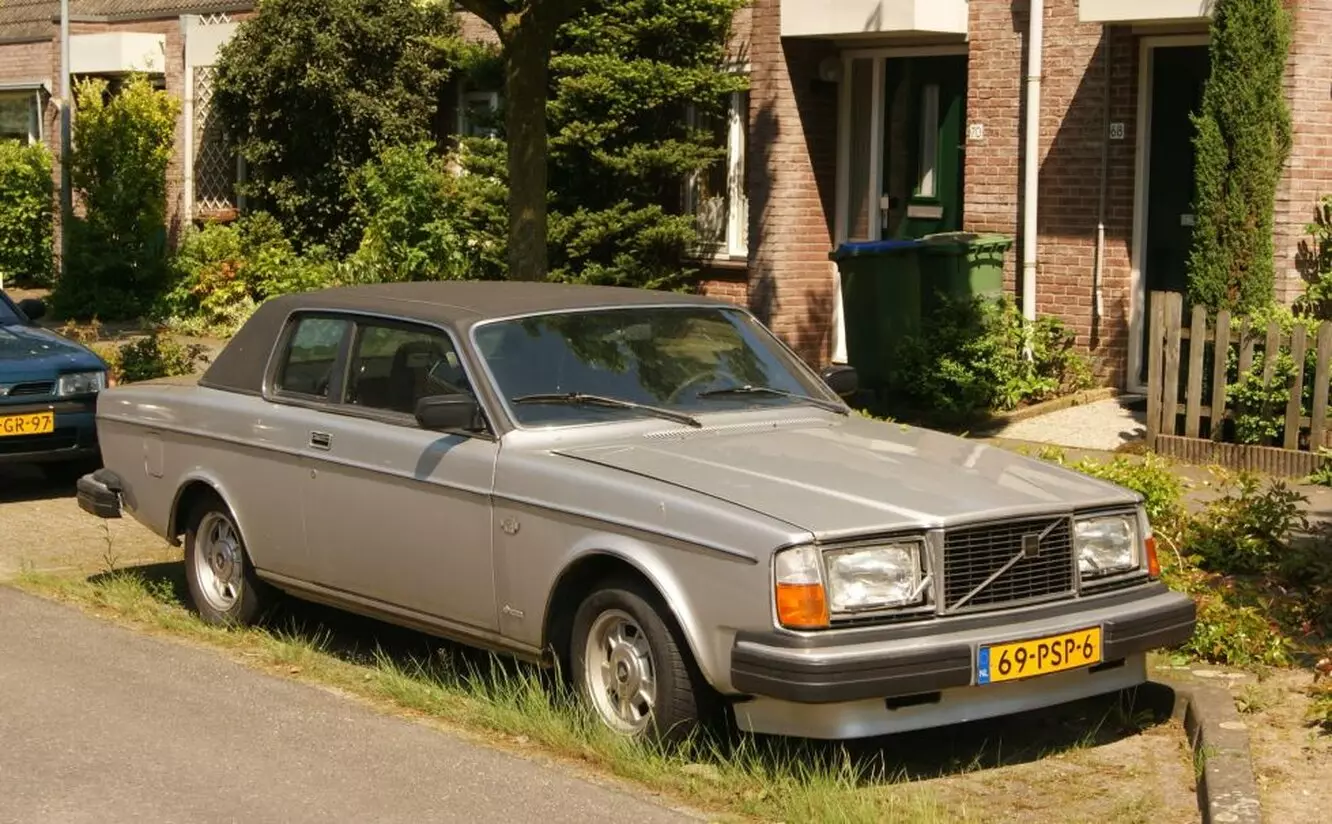 El Volvo 262C estaba originalmente destinado al mercado estadounidense y, por lo tanto, se agregaron ciertos artículos de lujo: asientos de cuero suave, ventanas automáticas y aire acondicionado. Esto compensaba ligeramente su peculiar apariencia.