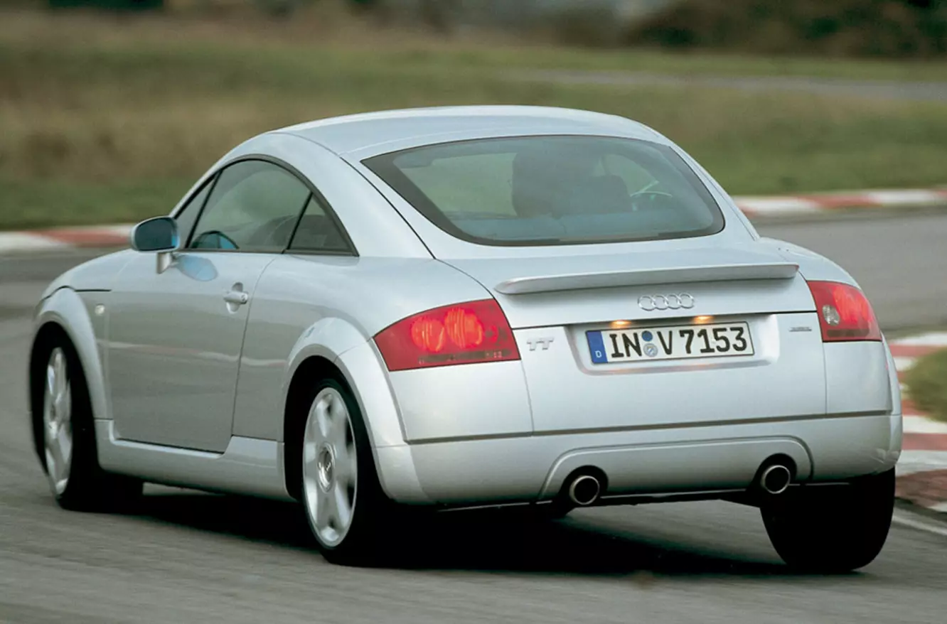 Takriban watu watano wamefariki dunia kutokana na kushindwa kudhibiti ghafla kwa kikosi cha michezo cha Audi TT kwa mwendo wa kasi. Kama ilivyotokea kama matokeo ya uchunguzi, sifa za aerodynamic za mwili zilifanya magurudumu ya nyuma ya gari kuondoka chini. Kama matokeo, kusimamishwa kwa nyuma kuliboreshwa kwa haraka, uharibifu wa kifuniko cha shina ulitengenezwa, na mfumo wa utulivu uliboreshwa. Kwa kweli, kazi yote ilifanywa kama sehemu ya kampeni ya kuwarudisha nyuma.