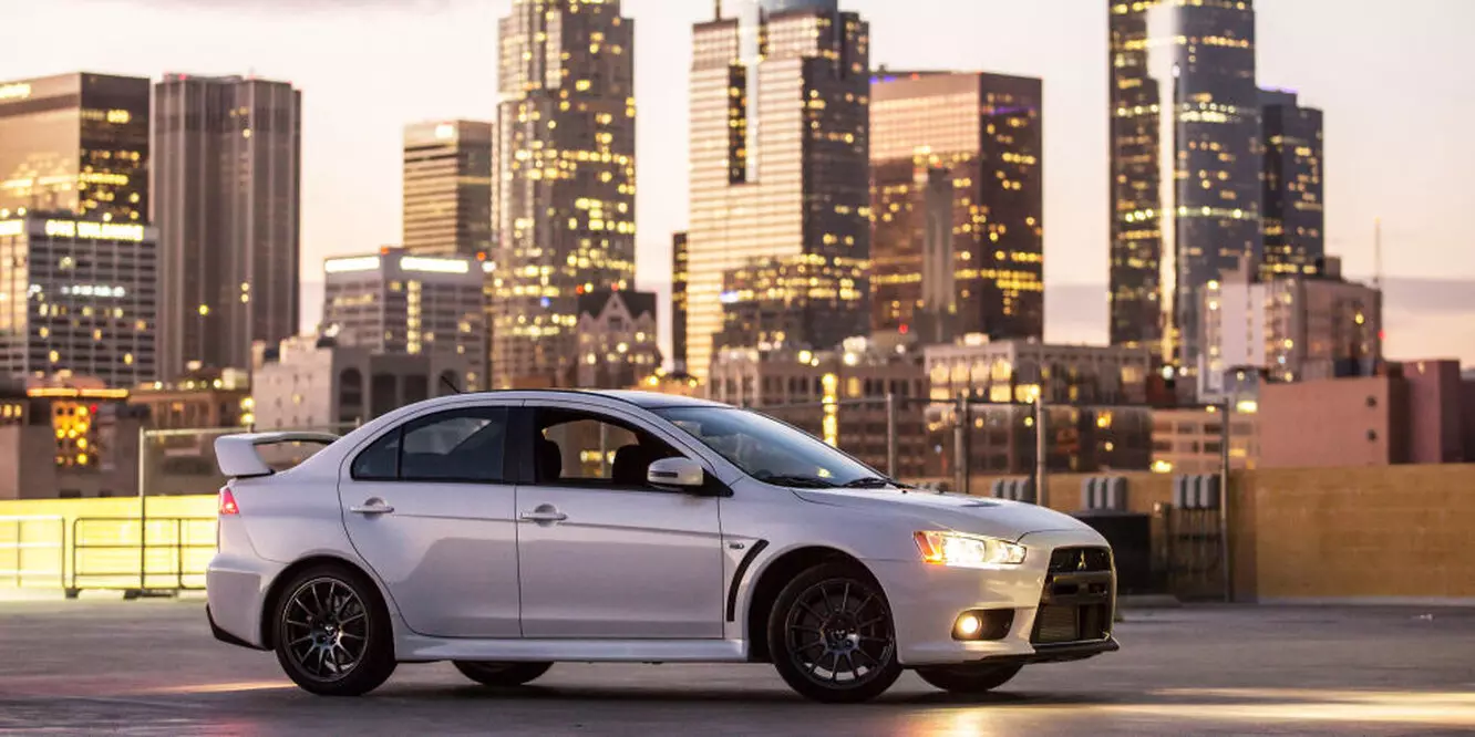 Mitsubishi Lancer Evo X: 145 hp kada litro. Ang Lancer Evo ay malapit nang alisin sa merkado, ngunit sa ngayon ito ay isang kotse na may isa sa pinakamalakas na makina sa merkado. Ito ay isang dalawang-litro na four-cylinder turbocharged engine na gumagawa ng 291 hp. sa pangkalahatan o 145 hp kada litro.