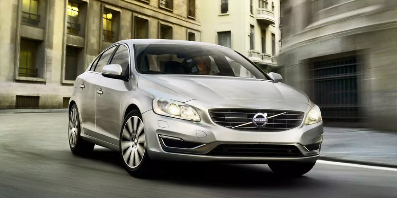 Volvo S60/XC60: 151 HP litroko. Turbokarga eta gainkarga sistemak aktiboki erabiltzen dira auto moderno gehienetan, baina gutxi batzuek konbinatzen dituzte. Volvo S60 eta XC60 auto horietako batzuk dira. Haien bi litroko motorrek 302 zaldi ekoizten dituzte. edo 151 CV litroko.