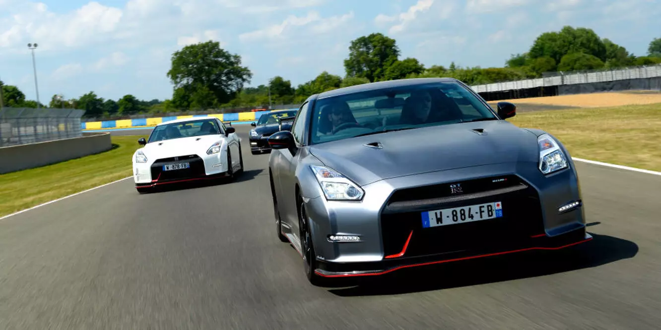 Nissan GT-R Nismo: 157,9 ot kuchi litr uchun. Ushbu mashina bejiz "Godzilla" laqabini olgani yo'q, uning kuchi shunchaki hayratlanarli. 3,8 litrli dvigatel 600 ot kuchini ishlab chiqaradi! Bir litrga aylantirilsa, u 157,9 ot kuchiga ega bo'ladi.