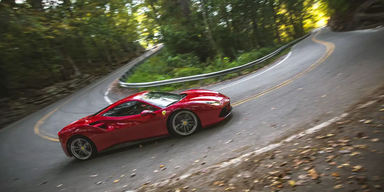 Ferrari 488 GTB: 169.4 HP kull litru. It-turbocharging ġie evitat mill-Ferrari fil-passat, u filwaqt li l-488 GTB mhix l-ewwel Ferrari li għandha din is-sistema, ċertament għandha l-iktar magna ottimali. Il-magna V-8 ta’ 3.9 litri tipproduċi 661 hp, jew 169.4 hp. kull litru.