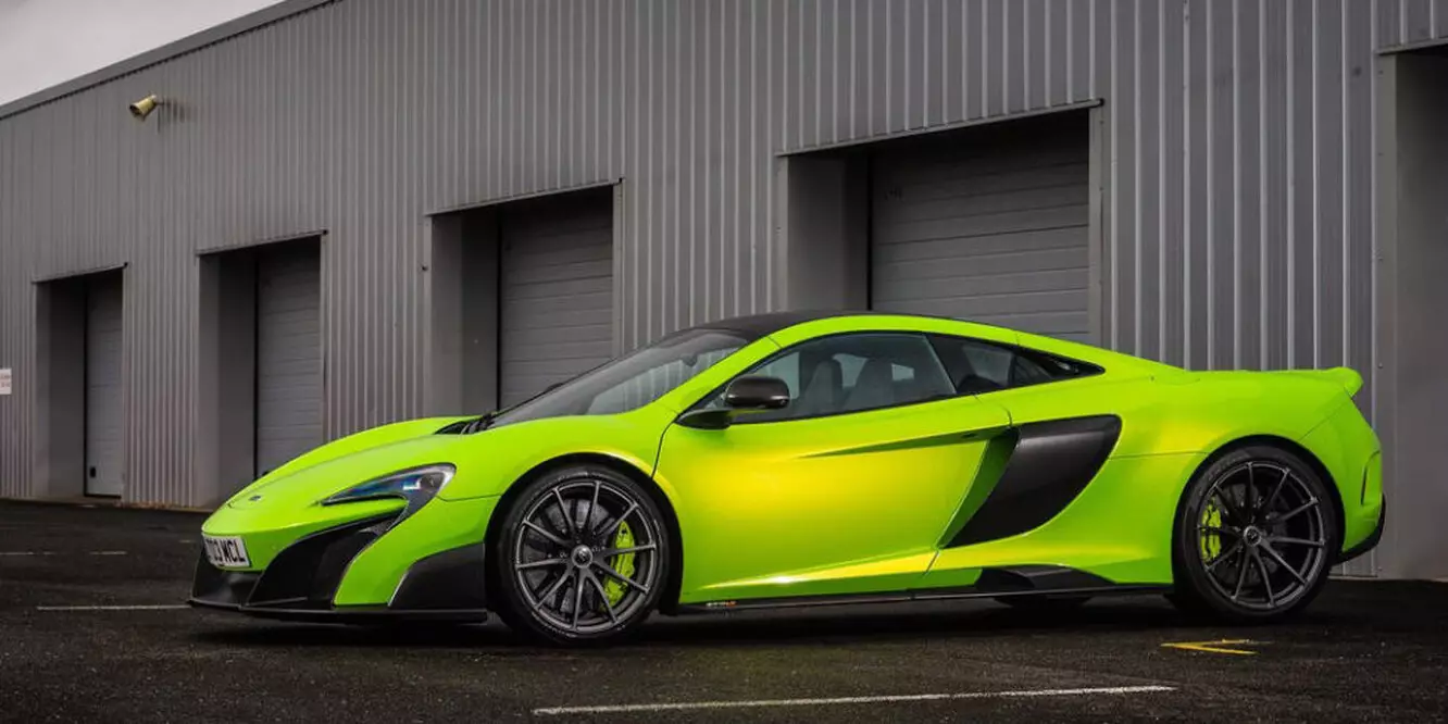 McLaren 675 LT: 175.3 Hp rau litre. Yog tias McLaren 650S tsis nrawm txaus lossis muaj zog txaus rau koj, McLaren 675 LT yuav yooj yim tsim rau nws. Nws 3.8 engine tsim 666 hp. los yog 175.3 hp ib litre.