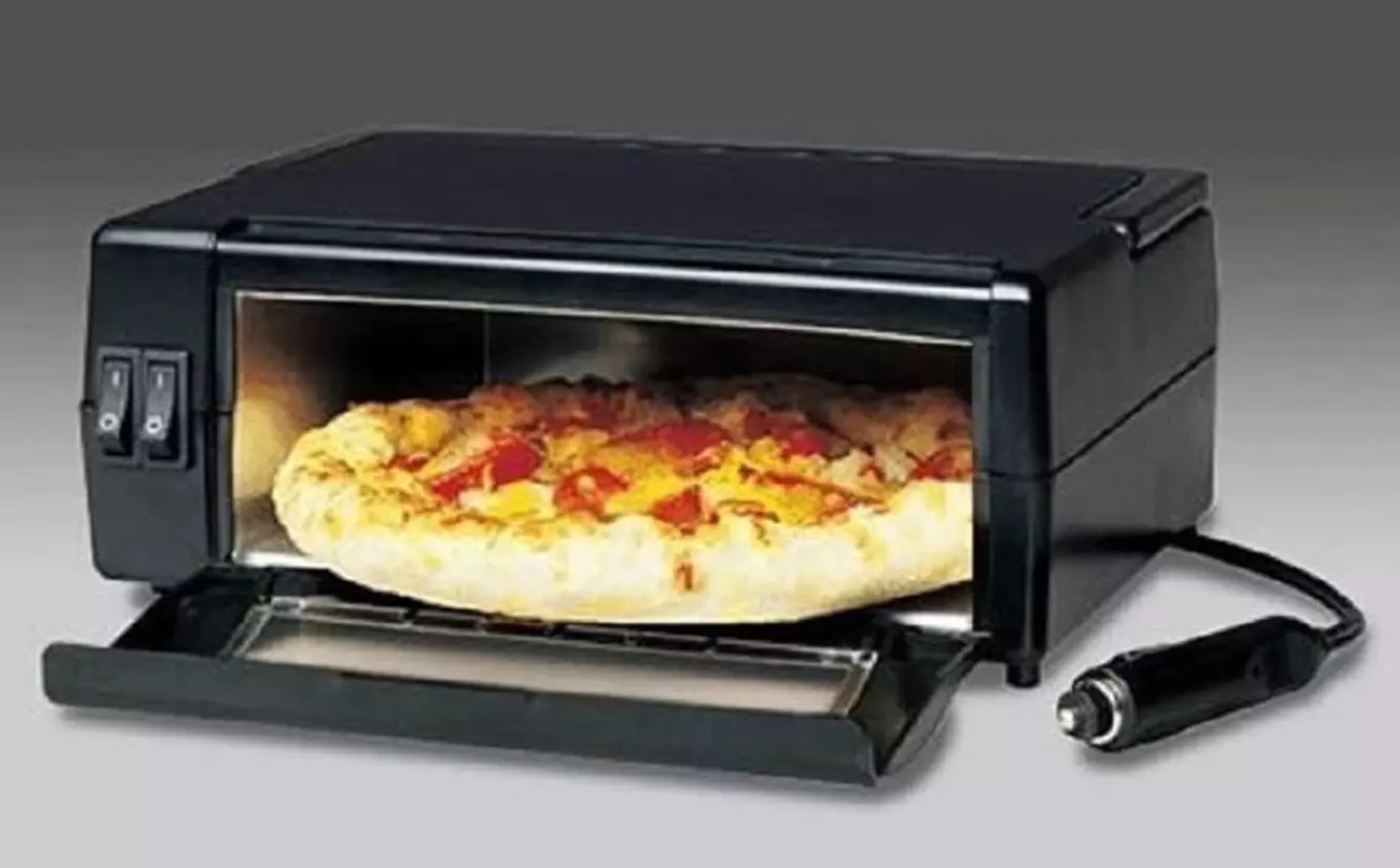 Portable Pizzaofen - fir Leit, déi net och fir eng Minutt mat hirem Liiblingsgeriicht deelhuelen wëllen. Den Apparat gëtt vun engem Autos Zigaretteliichter ugedriwwen an enthält e Mechanismus fir d'Hëtzt gläichméisseg ze verdeelen, sou datt d'Pizza richteg gebak gëtt.