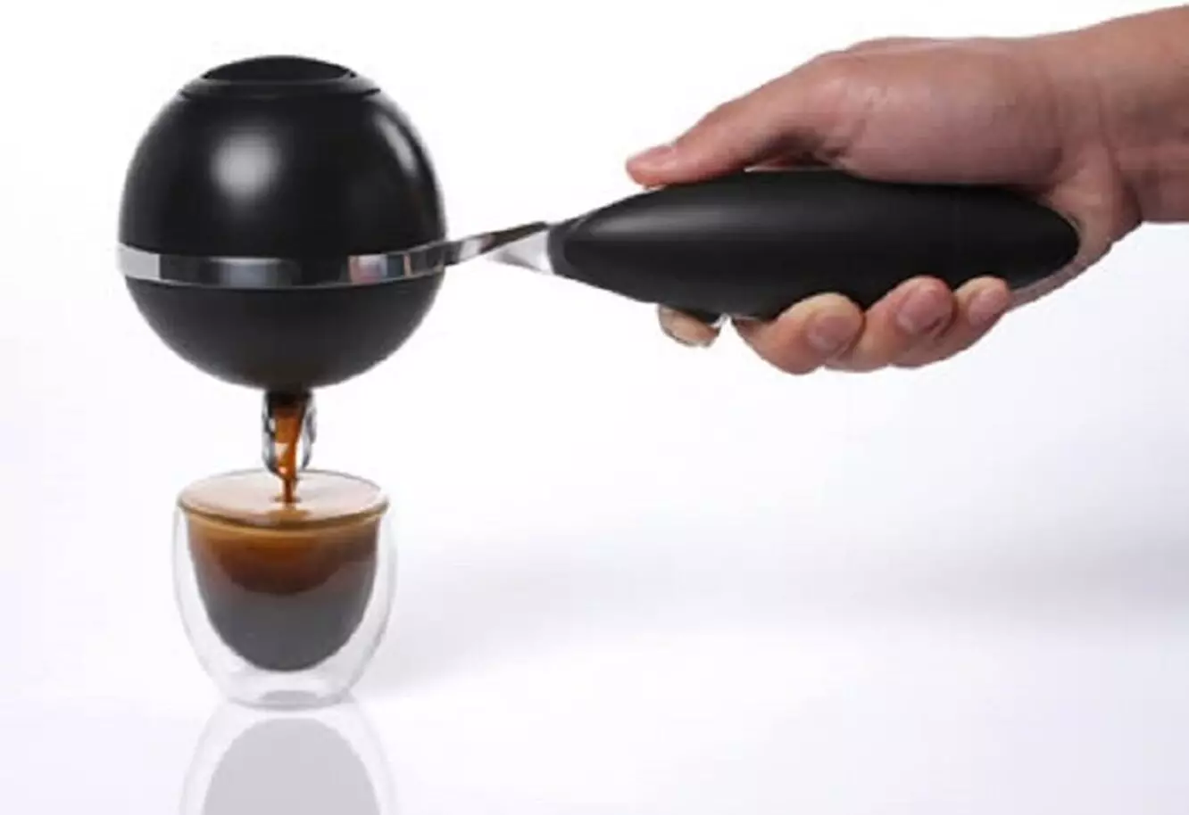 Taşınabilir espresso makinesi TWIST olarak adlandırılıyor ve dünyada bu tür ilk cihaz unvanını gururla taşıyor. Üzerine sıcak su ekleyin ve herhangi bir harici güç kaynağı olmadan espresso yapacak.