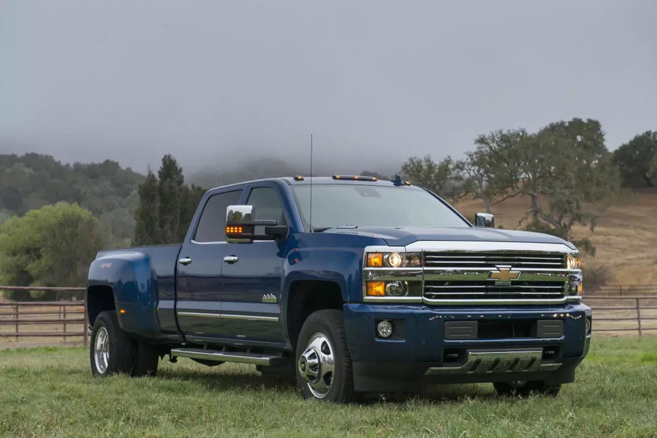 Chevrolet Silverado 3500HD - 6.6 litatra. Ny motera turbodiesel Duramax 6.6 litatra napetraka ao amin'ny Silverado an'ny Chevrolet dia afaka mitondra torsi 1037 Nm.