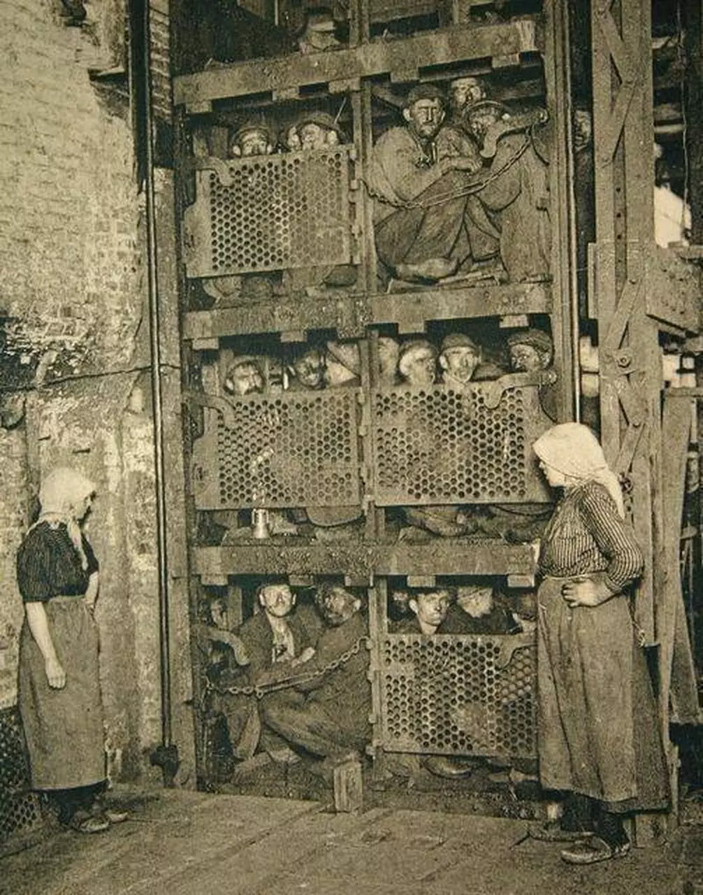 Els miners belgues s'amuntegaven a l'ascensor com sardines en un barril