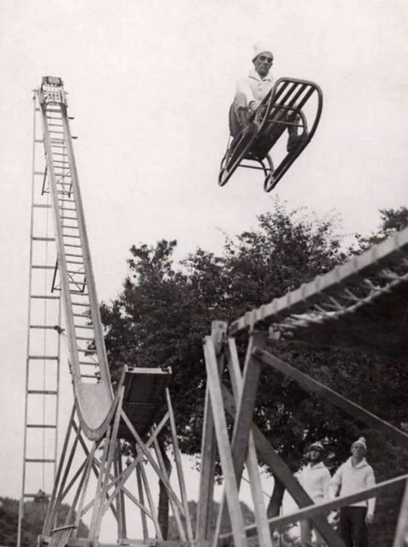 Makasaysayanon nga mga litrato: gikan sa unang underwater shot ug ang Hindenburg crash ngadto sa rollercoaster test 210841_8