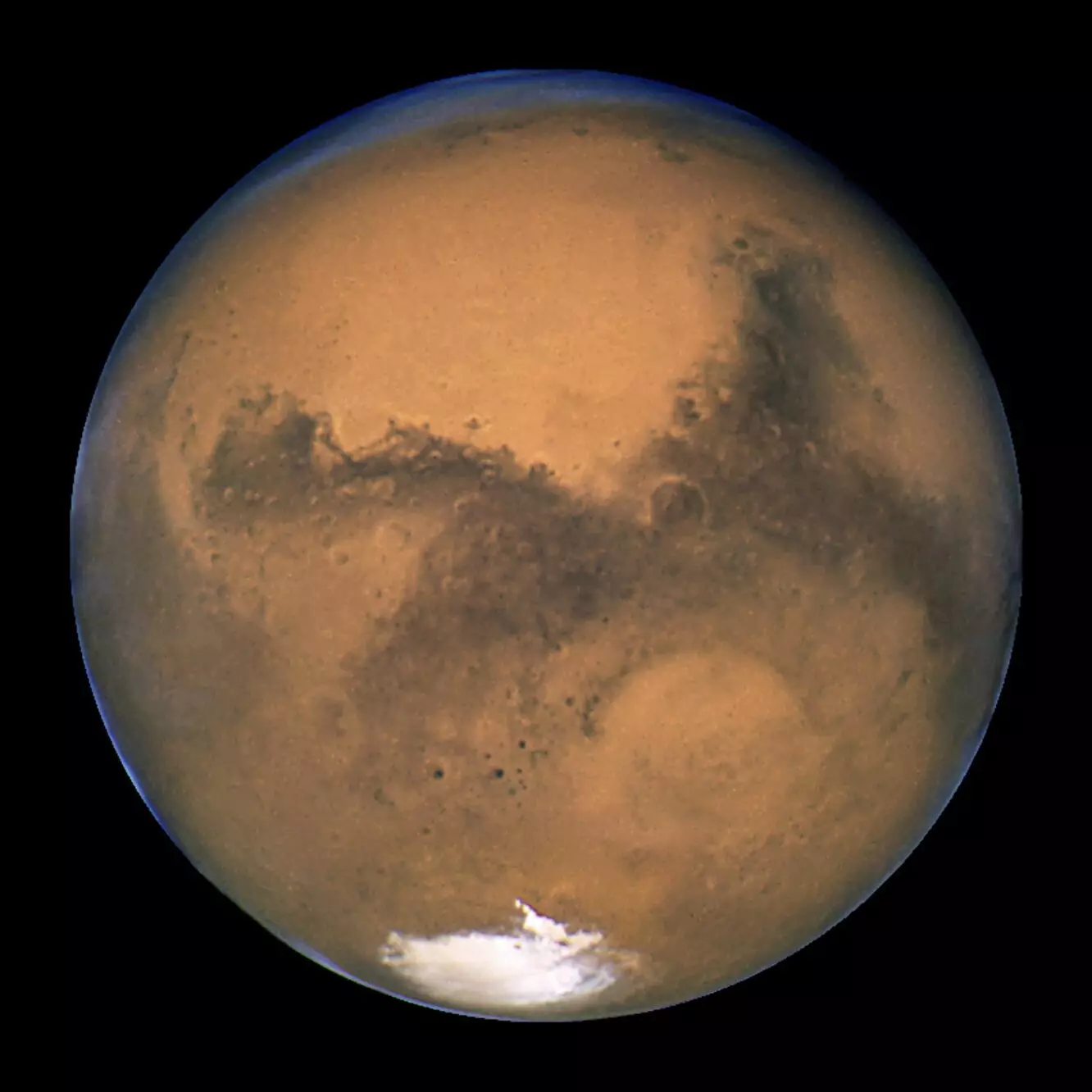 Mars. Die Frage nach der Existenz von Leben auf dem Mars sorgt immer wieder für hitzige Diskussionen. Neuere Studien zeigen, dass manchmal flüssiges Wasser über seine Oberfläche fließt, und das gibt Anlass zur Hoffnung. Es wird angenommen, dass primitives Leben auf dem Roten Planeten auf einer Mischung aus Wasser und Wasserstoffperoxid beruht, die sich im Horowitz-Krater befindet.