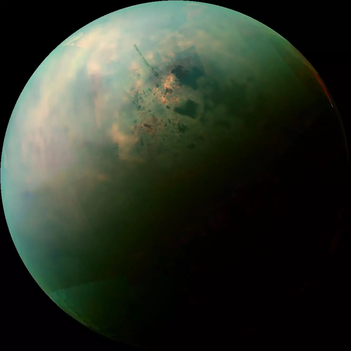 Titan, der größte Satellit des Saturn, ist der einzige Himmelskörper in unserem System, abgesehen von der Erde, die flüssige Seen auf ihrer Oberfläche hat. Sie sind zwar nicht mit Wasser gefüllt, sondern mit flüssigem Ethan und Methan, das regelmäßig durch lokale Regenfälle aufgefüllt wird. Außerdem ist es auf Titan kalt, -128 °C, aber auf Stickstoff basierendes Leben könnte dort theoretisch existieren.