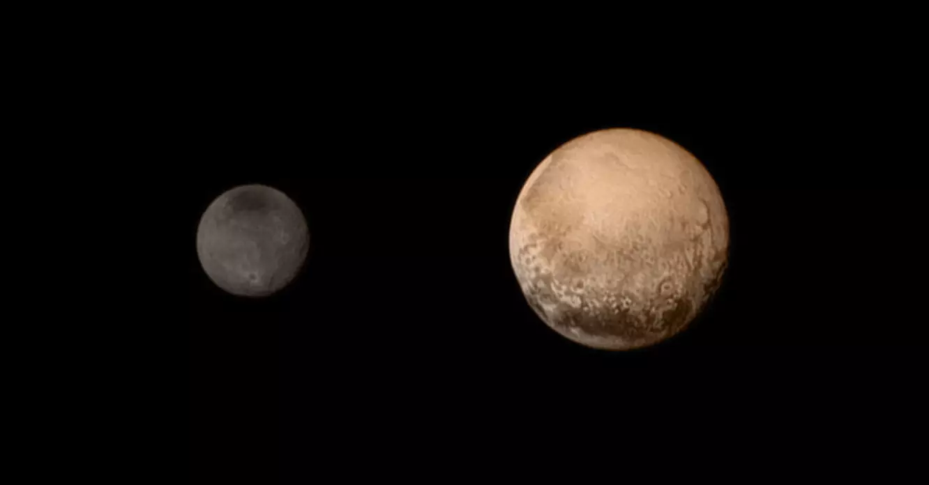 Pluto und Charon werden oft als doppelte Zwergplaneten angesehen und weisen aufgrund ihrer gravitativen Verbindung höchstwahrscheinlich eine starke geologische Aktivität auf. Dadurch kann genügend Wärme und Energie erzeugt werden, um das Leben zu unterstützen. Die Forscher vermuten, dass es sich auch um subglaziale Ozeane handeln könnte.