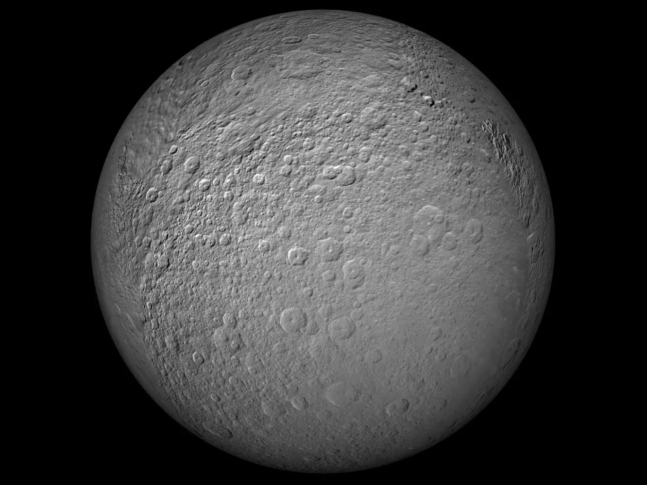 Rhea ist Saturns zweitgrößter Mond und besteht hauptsächlich aus Wassereis. Interessanter ist, dass es eine Atmosphäre aus Sauerstoff und Kohlendioxid hat, ähnlich wie auf der Erde. Natürlich ist es extrem dünn und sehr dünn, so dass die Menschen nicht einmal in der Lage wären, die lokale „Luft“ auch nur in der Nähe zu atmen, aber das könnte für die anspruchslosesten Lebensformen ausreichen.