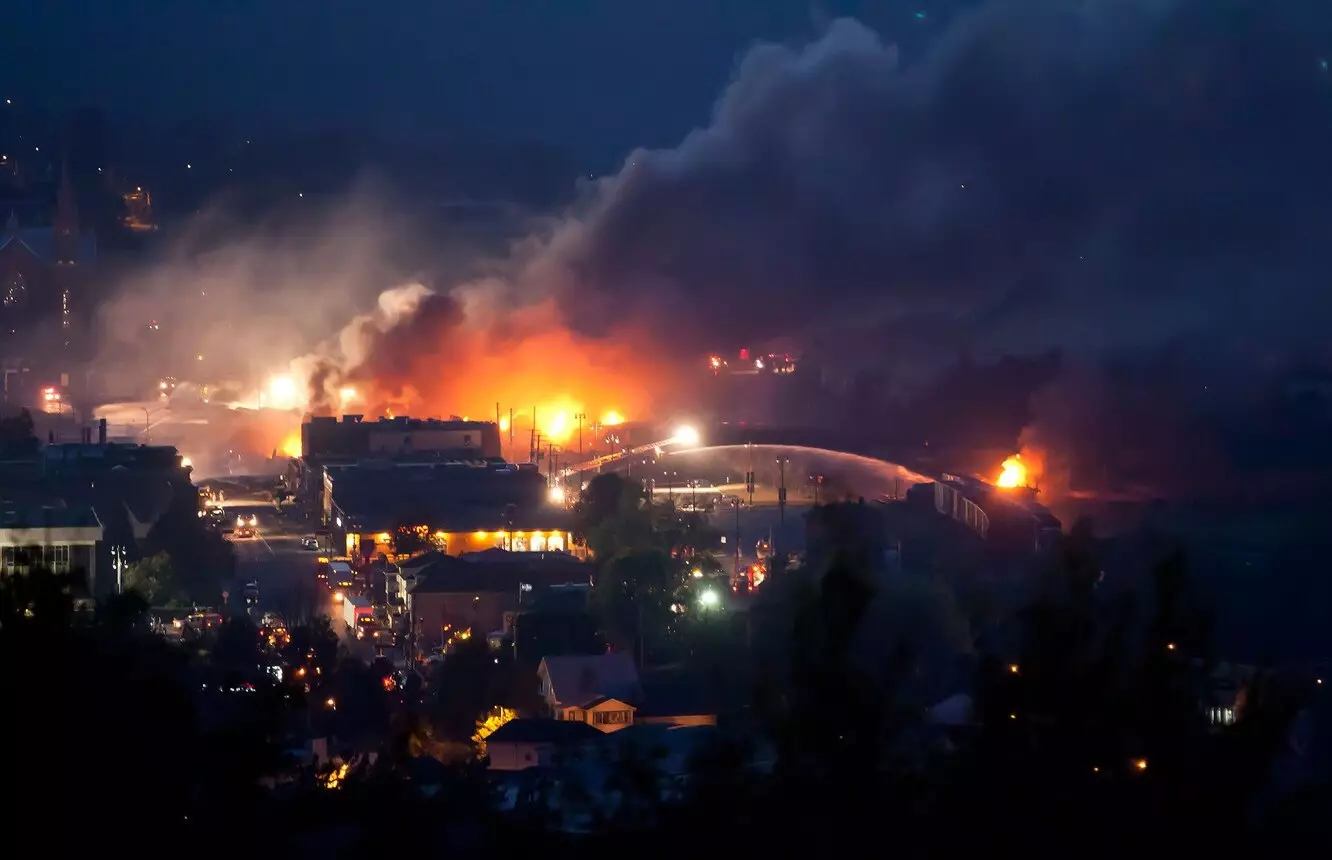 Kolaps vlaka s naftom u Lac-Meganticu, 6. srpnja 2013. Nesreća se dogodila na istoku kanadske provincije Quebec. Vlak koji je prevozio sedamdeset cisterni sirove nafte iskočio je iz tračnica i cisterne su eksplodirale. U eksploziji i požaru koji je uslijedio uništeno je više od polovice zgrada u središtu grada, a smrtno je stradalo pedesetak ljudi.