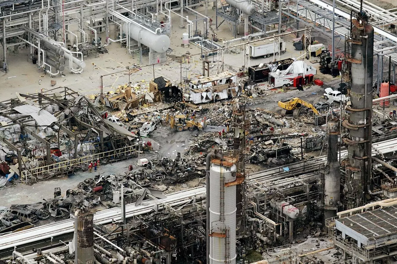Eksplozija u kemijskoj tvornici Phillips Petroleum Company, 23. listopada 1989. u Pasadeni, Texas. Zbog propusta djelatnika došlo je do velikog curenja zapaljivog plina, te je došlo do snažne eksplozije, ekvivalentne dvije i pol tone dinamita. Vatrogascima je trebalo više od deset sati da ugase plamen. Poginule su 23 osobe, a 314 ih je ozlijeđeno.