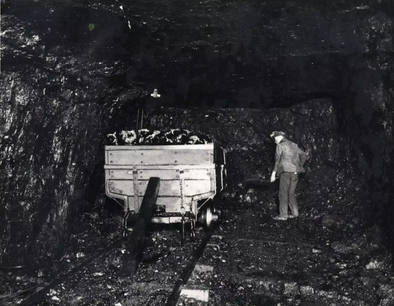 Eksplozija u rudniku ugljena u Centraliji, Illinois, 25. ožujka 1947. Grad, danas poznatiji po vječnoj podzemnoj vatri, koja je poslužila kao prototip požara u igri i filmu